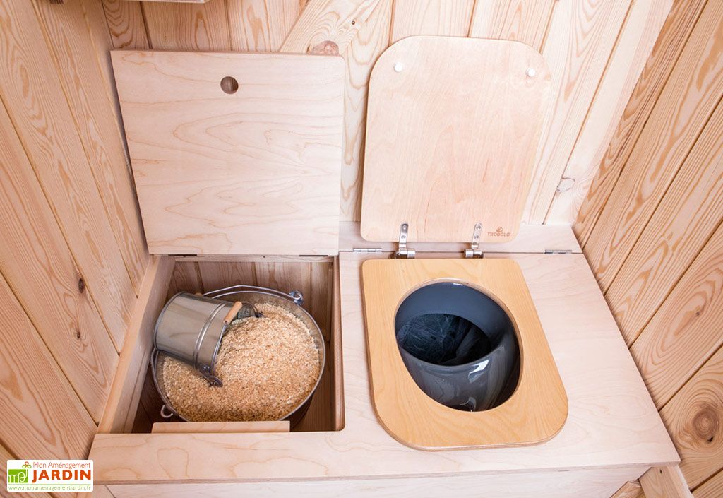 Toilettes sèches extérieures à séparation – KersaBœm + composteur